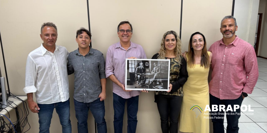 ABRAPOL entrega exemplar da obra Impressões Eternas ao Instituto de ...